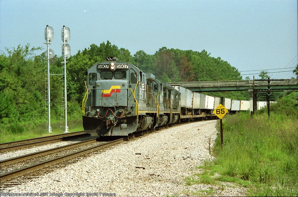 CSX 5907 leads train 179 south